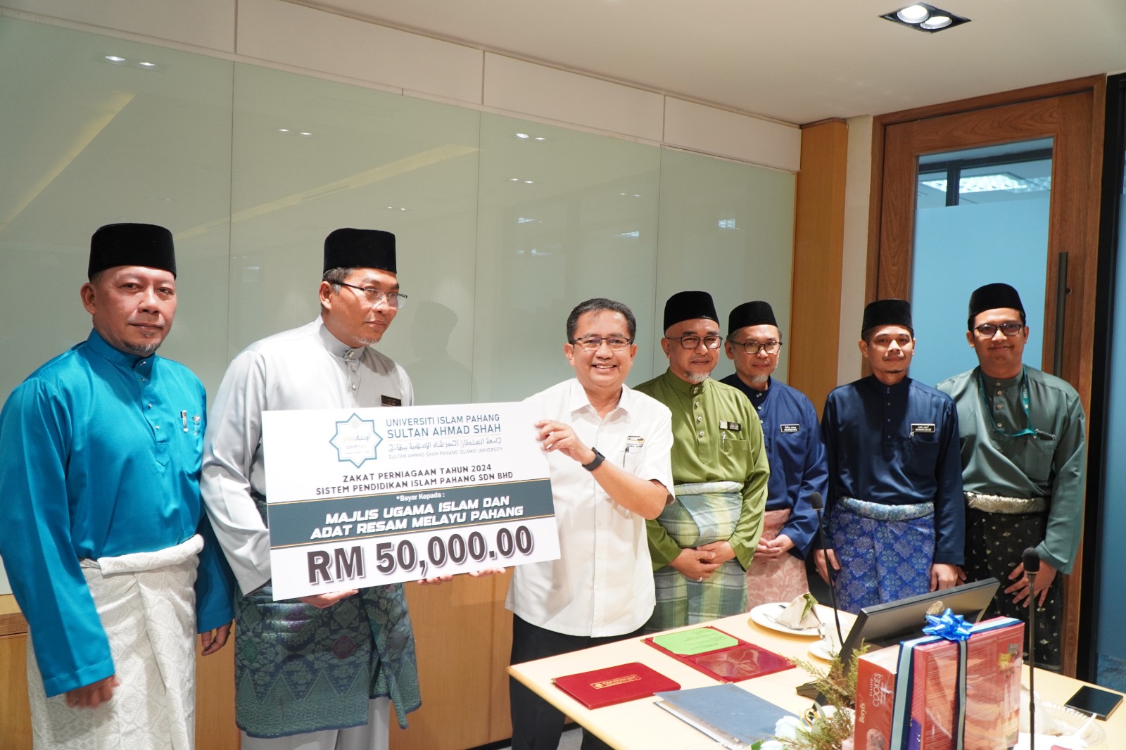 UnIPSAS Serah Zakat Perniagaan RM50,000 | Universiti Islam Pahang ...